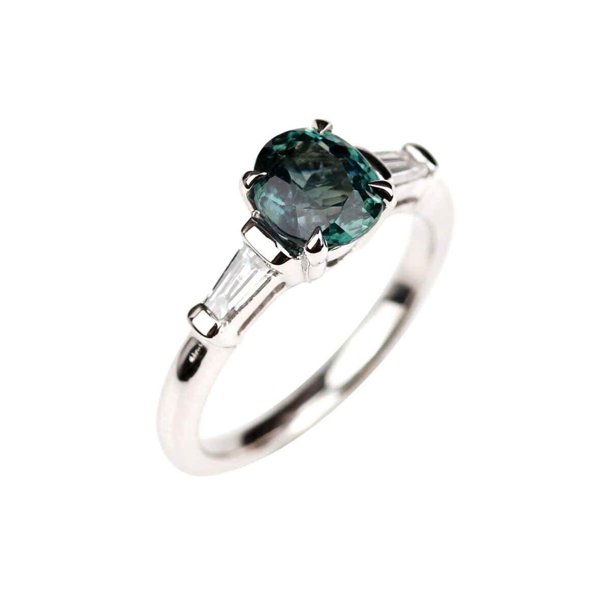 Bague de fiançailles saphir vert ovale et diamants trapèze - Chaillot